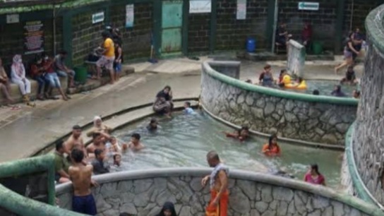 Setiap pengunjung dikenakan tiket masuk Rp 10.000. Tersedia juga kamar ...