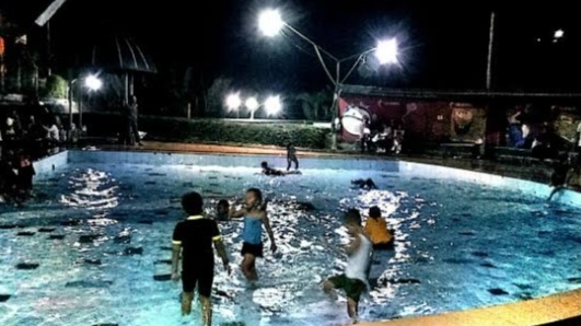 Di tempat wisata ini, berendam di kolam air panas padusan dipercaya ...