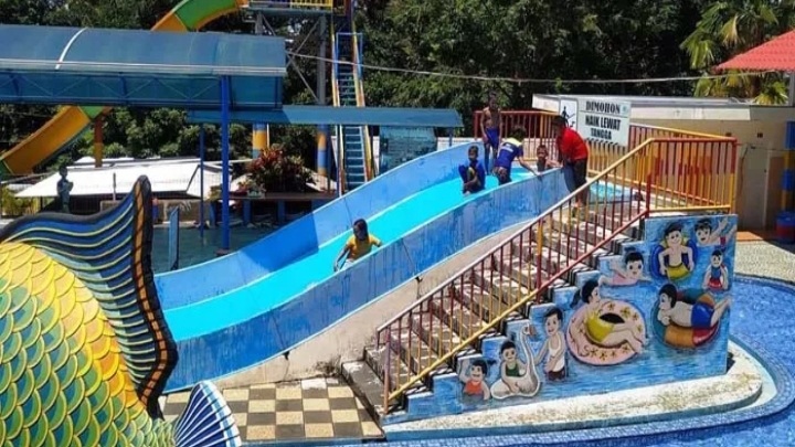 Di seberang jalan masuk Pacet Mini Park, terdapat toko pusat oleh-oleh ...