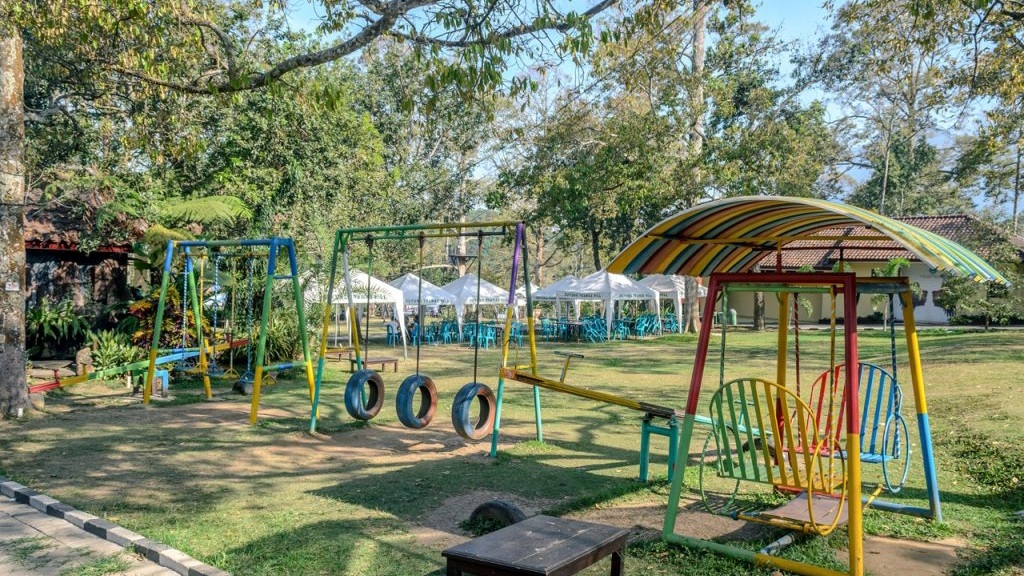 Untuk memasuki kawasan wisata ini, pengunjung dapat membeli tiket ...