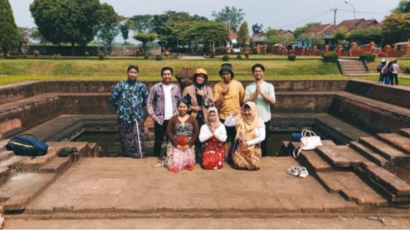 Candi Tikus diperkirakan dibangun antara abad ke-13 atau abad ke-14 ...